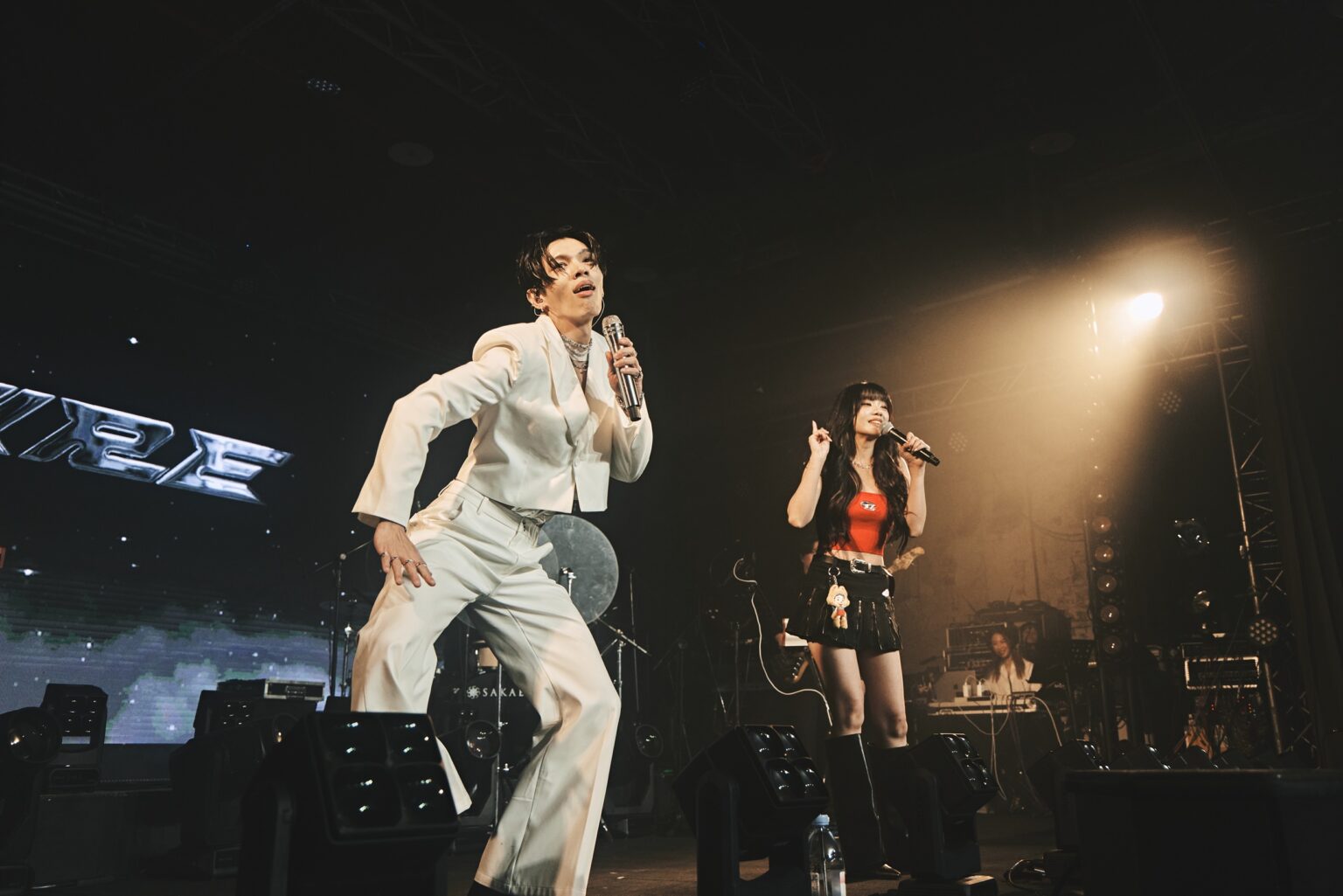 KIRE大秀冰塊肌狗公腰開唱 把演唱會當最大尺度猛男秀 - 民生電子報