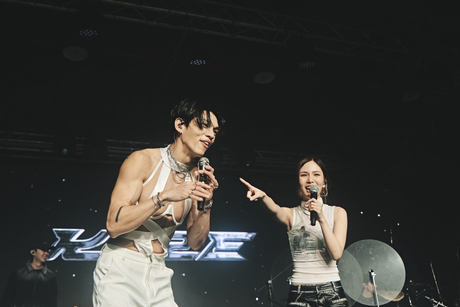 KIRE大秀冰塊肌狗公腰開唱 把演唱會當最大尺度猛男秀 - 火報